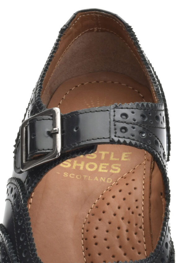 Buckle brogue